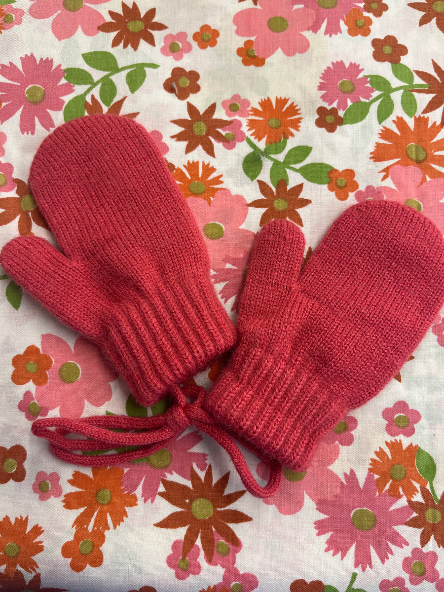 Kiddo Mittens on a String – Girl on the Wing